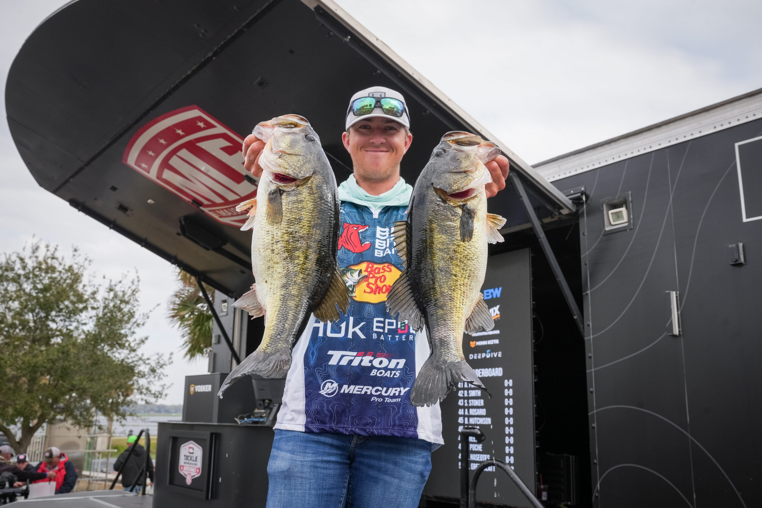 Armstrong sets the bar high with 29-12 on Day 1 - Major League Fishing