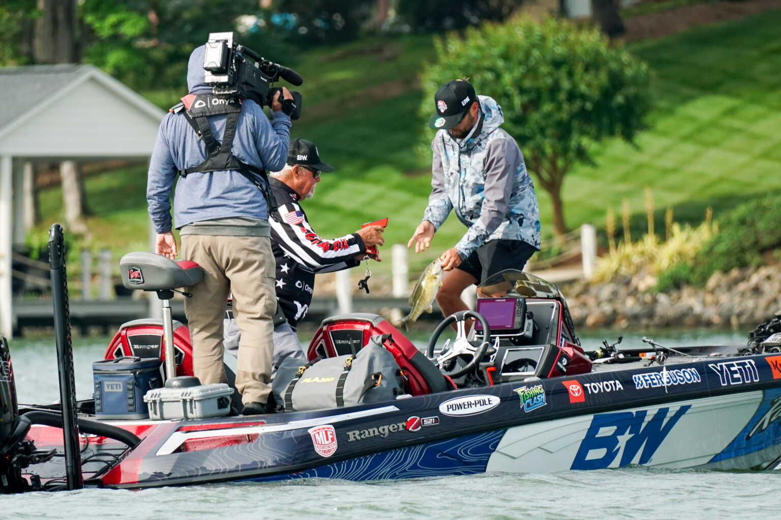 Lucas leaps out to early lead on Smith Mountain Lake, splits big bass ...